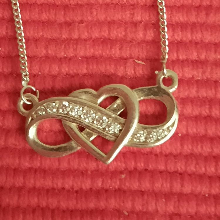 Heart Infinity Silver, plus 2. Kette (Gebraucht) in Greifensee für CHF 15 – nur Abholung auf ...