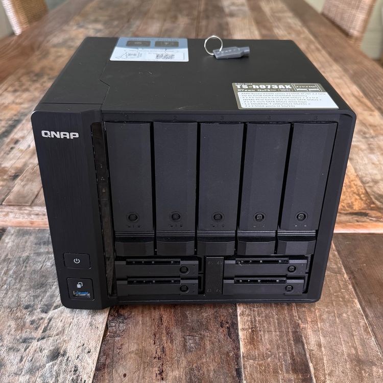 QNAP TS-h973AX, 10gb/s Ethernet, 32GB RAM, AMD Ryzen V1000 (Gebraucht) in Zürich für CHF 790 ...