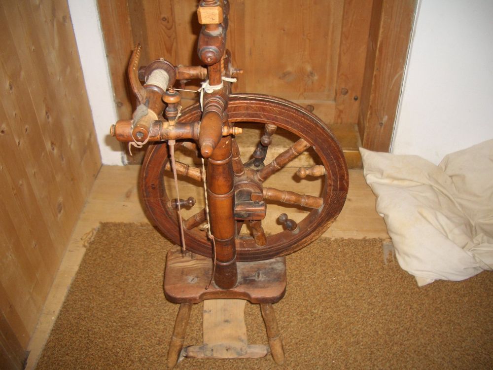 Antikes Spinnrad aus Holz, Dekoration (Gebraucht) in Präz für CHF 25 ...