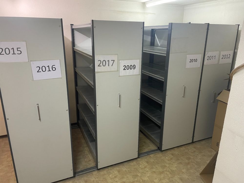 Regal auf Schienen (Gebraucht) in Schlieren für CHF 300 – nur Abholung ...