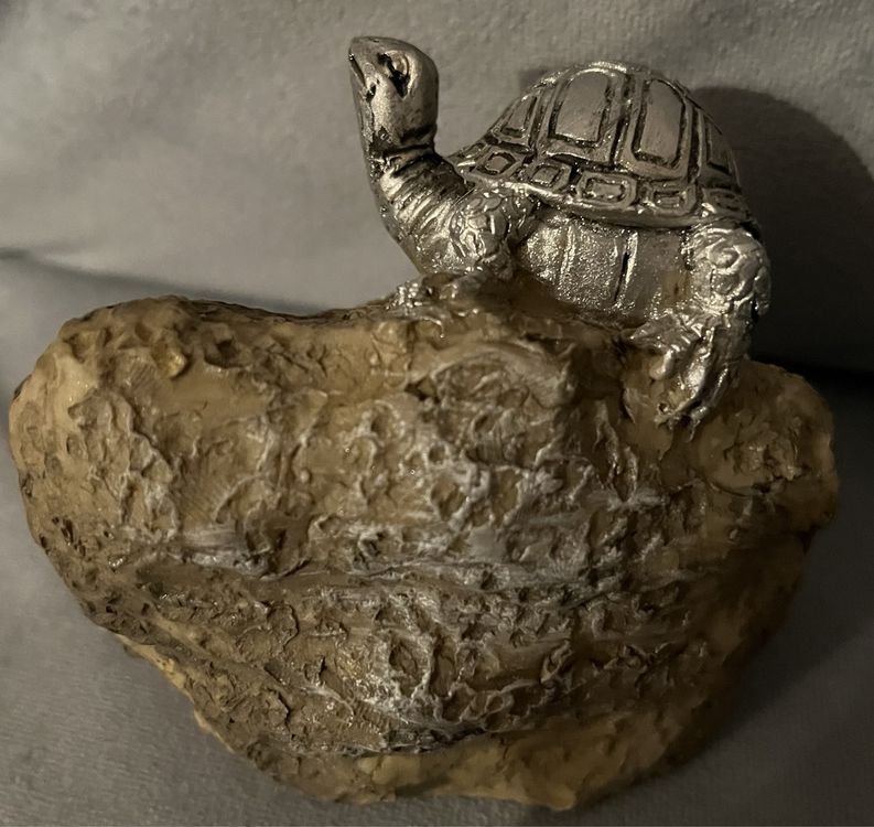 Deko Schildkröte auf Steinattrappe | Kaufen auf Ricardo