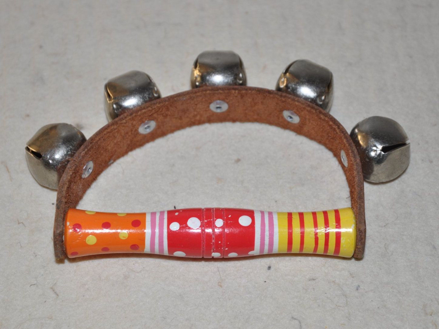 Baby Rassel von Classic Toys, Holz, Leder, 5 Schellen (Gebraucht) in ...