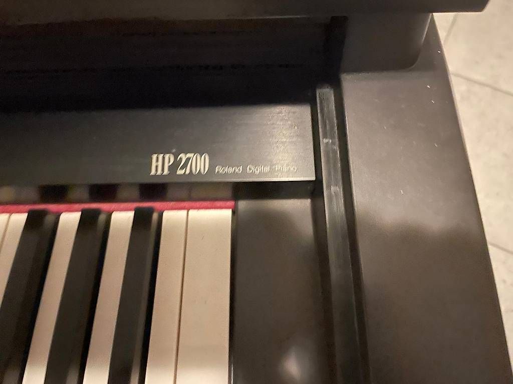 Piano digital Roland HP2700 (D'occasion) à Le Cerneux-Veusil pour CHF ...