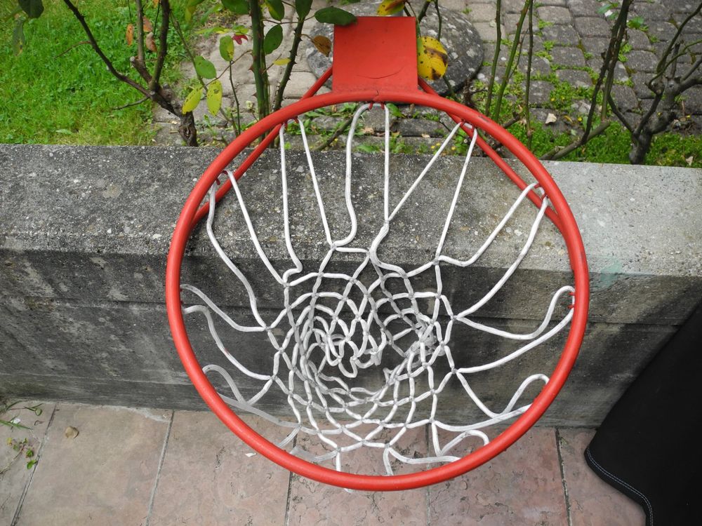 Basketballkorb aus Metall mit Netz In-/Outdoor NBA (Gebraucht) in ...