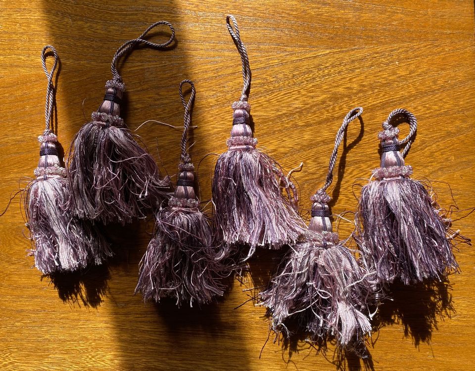 6 Quasten violett, damals gekauft im Interio | Kaufen auf Ricardo