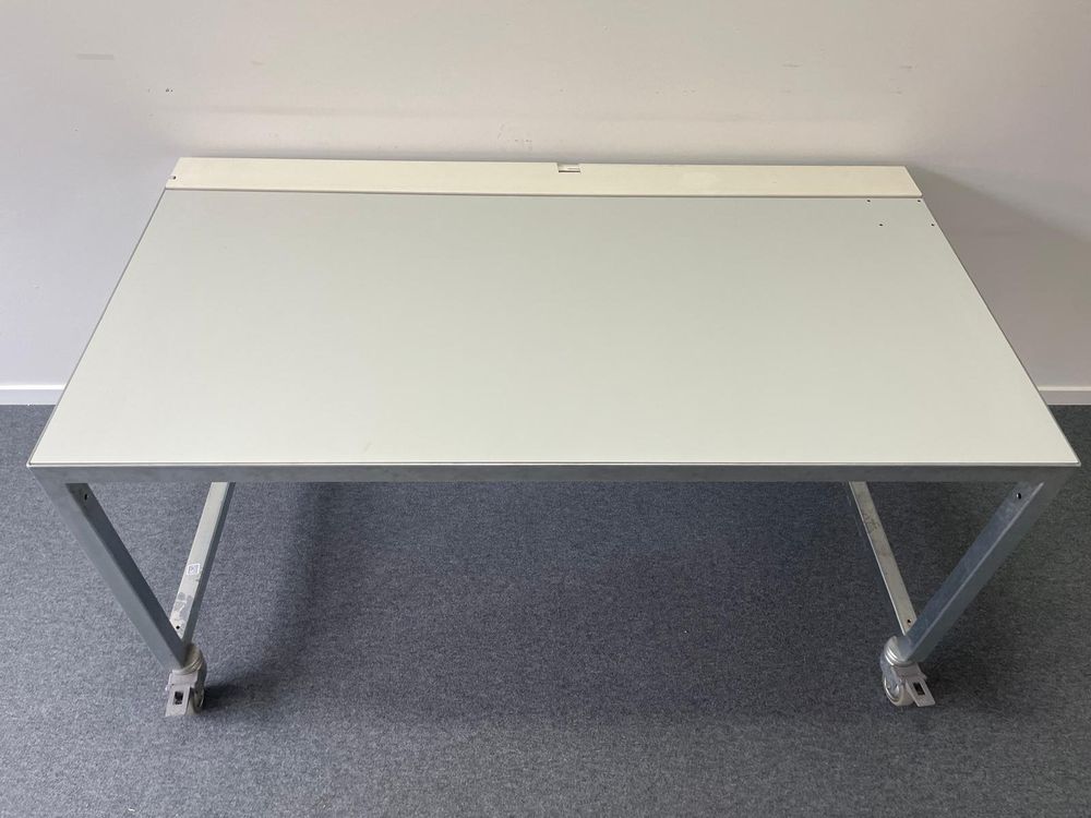 Robuster Arbeitstisch mit Rollen und Steckdosen (Gebraucht) in Zürich ...