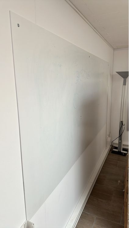 Grosses Whiteboard für Büro oder Schule (Gebraucht) in Altendorf für CHF 10 – nur Abholung auf ...