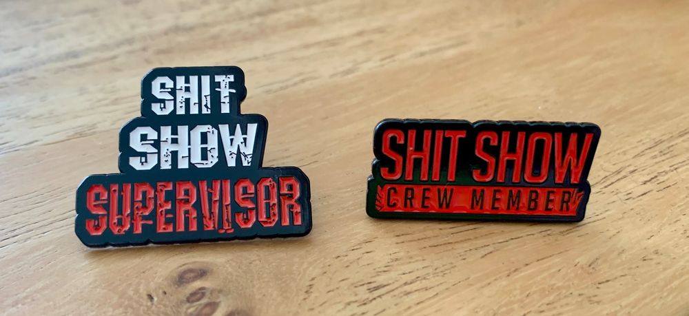 2x Lustiger Pin Shit Show Supervisor & Crew Member | Kaufen auf Ricardo