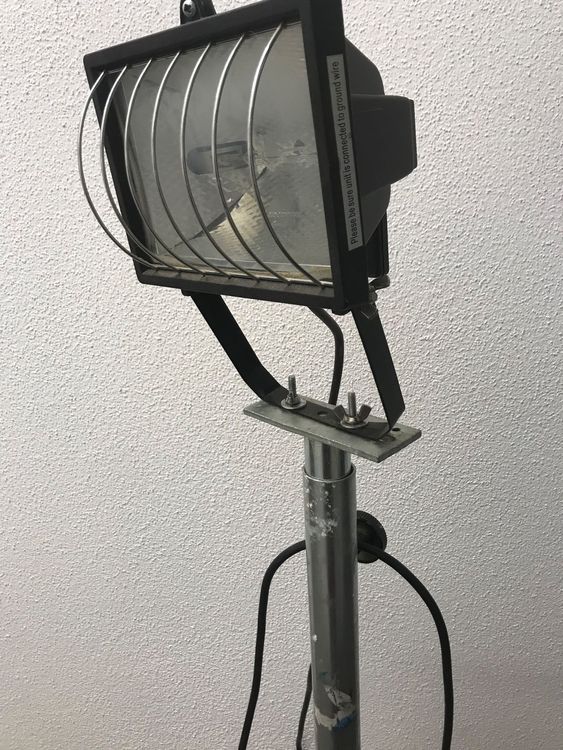 Bau-Scheinwerfer mit robustem Stativ | Kaufen auf Ricardo