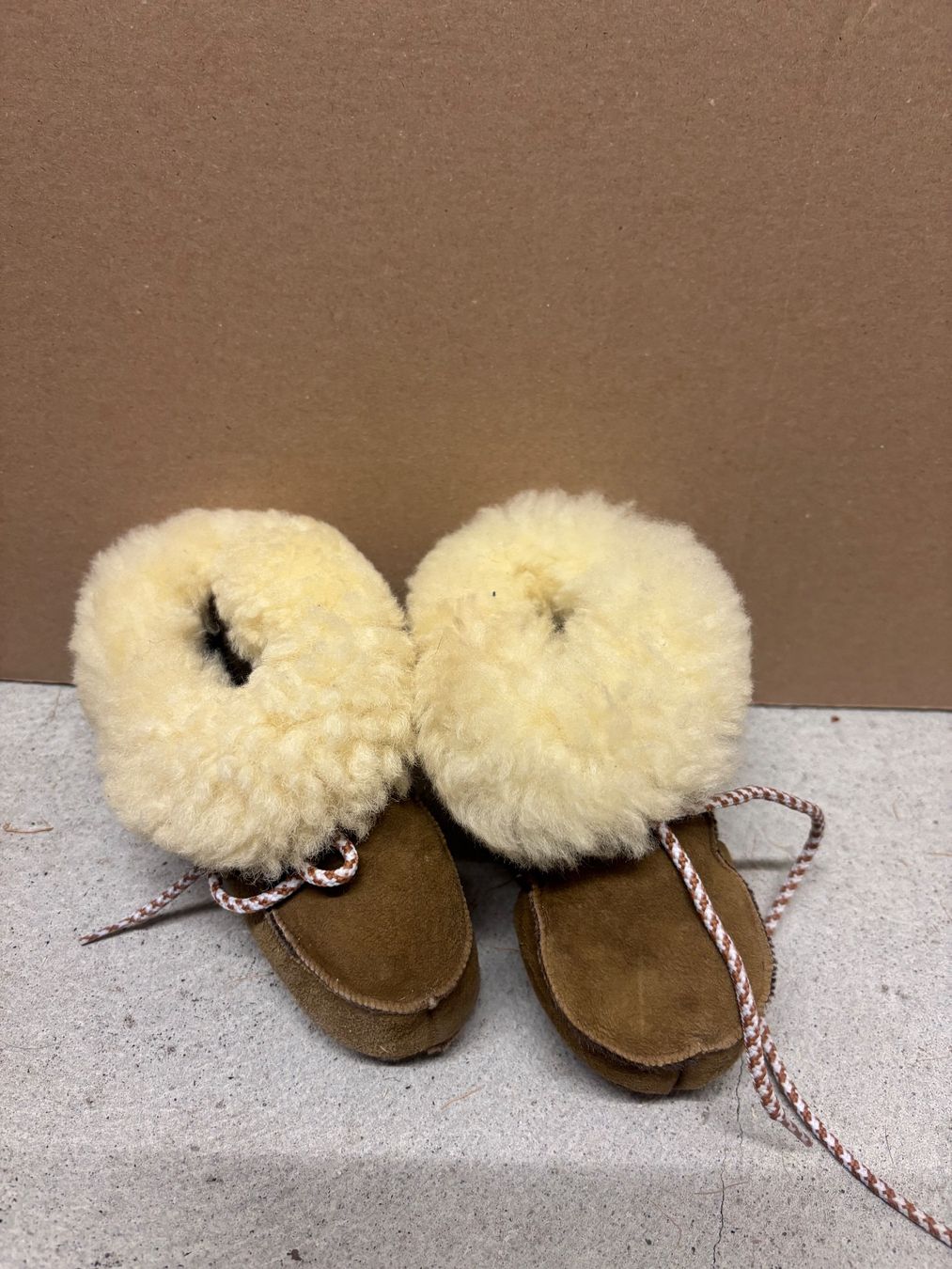 Warme Baby-Schuhe/Mokassins aus Lammfell, Grösse 16/17 (Gebraucht) in ...