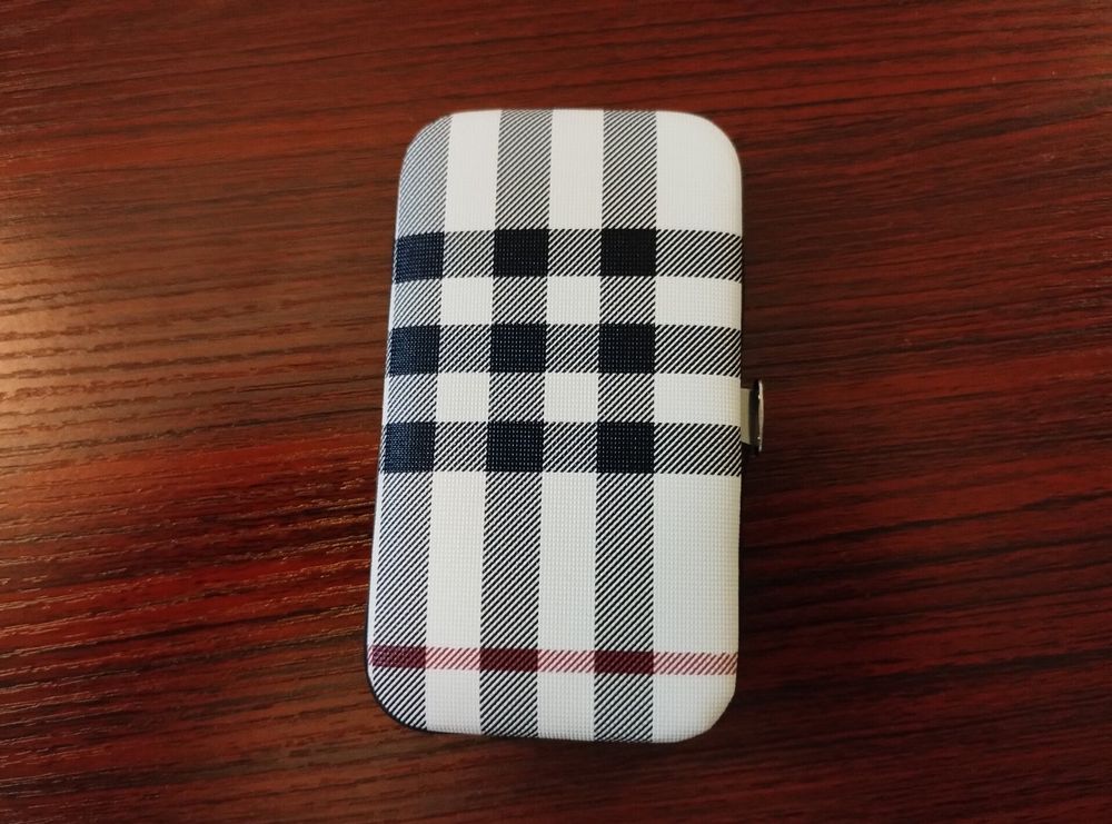 Reise-Set für Pediküre und Maniküre mit 8 Werkzeugen (Neu und originalverpackt) in Bremblens für ...