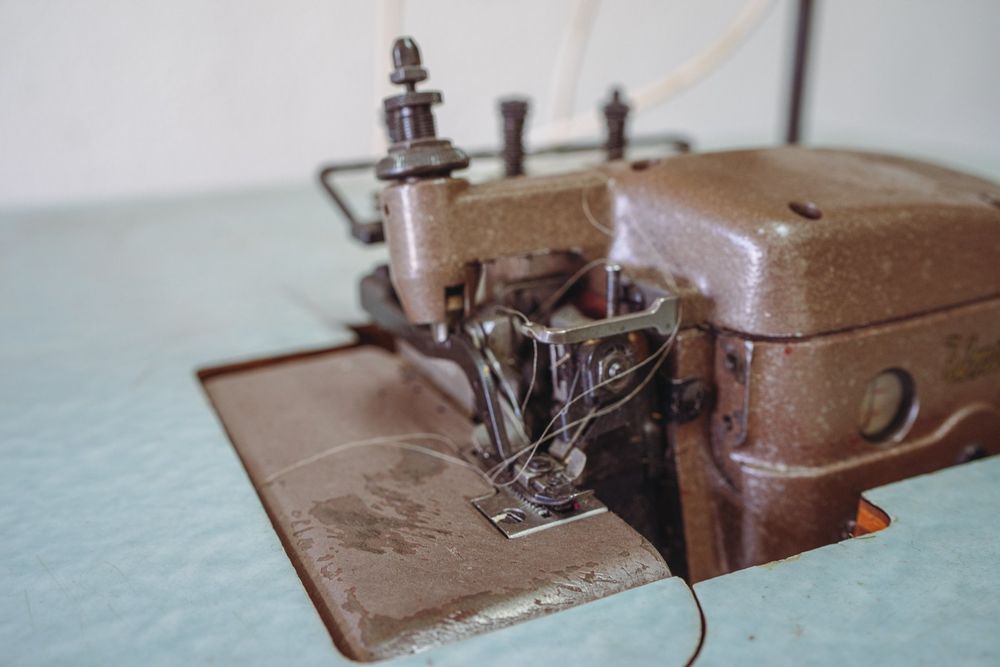 UNION SPECIAL Industrienähmaschine (Overlock) mit Tisch (Gebraucht) in ...