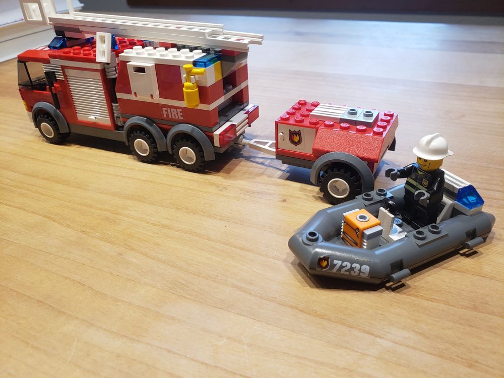 Lego City 7239 Feuerwehrauto mit Anhänger und Löschboot (Gebraucht) in ...