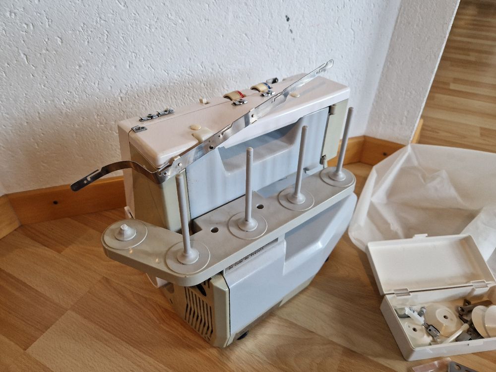 Elna Lock Pro 5 DC Overlock Nähmaschine Computer Pedal | Kaufen auf Ricardo