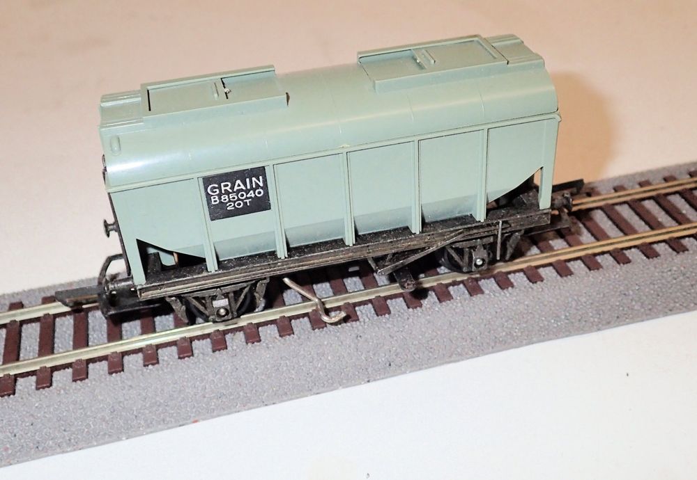 00 - TRIANG - BR Boxed R215 Grain Wagon B 85040 Grey | Kaufen auf Ricardo