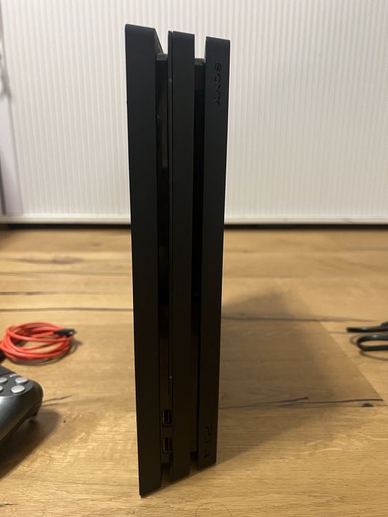 PlayStation 4 Pro 1TB mit 2 Controller - Top Zustand! (Gebraucht) in ...