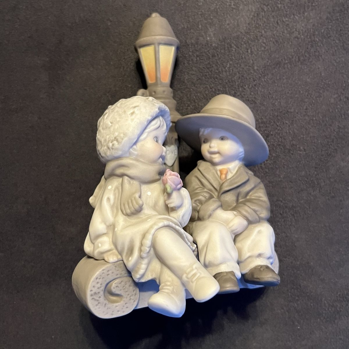 Kim Anderson: Liebespaar auf Bank Figur (Neu (gemäss Beschreibung)) in Schwyz für CHF 15 – mit ...