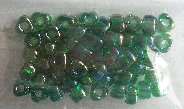 Toho Triangle Beads Grün irisierend 4 mm | Kaufen auf Ricardo