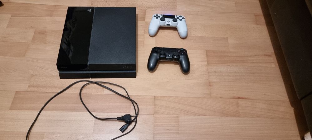 Playstation 4 + 2 Controller, Sony (Gebraucht) in Aarau Rohr für CHF 89 – mit Lieferung auf ...