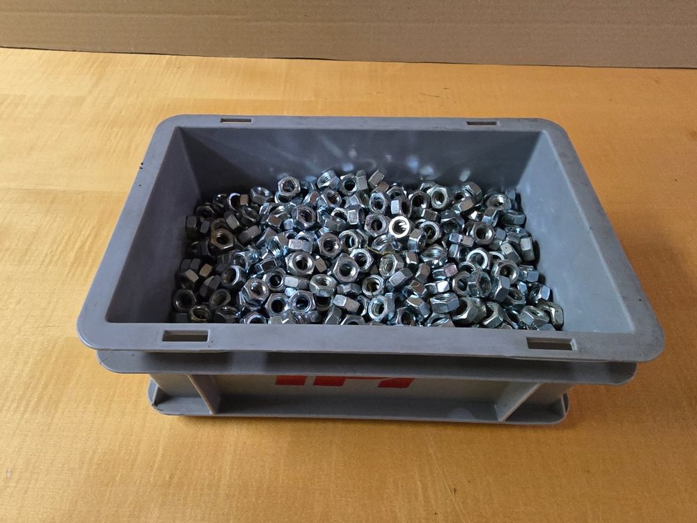 Kiste voll M10 Muttern ohne Kiste ab 1.- (Neu (gemäss Beschreibung)) in ...