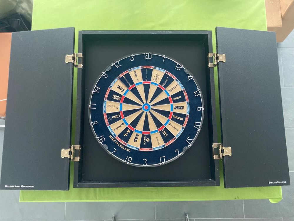 Dart-Set mit Schrank & Pfeile - NEU (Dartbrett/Dartscheibe) (Neu und ...