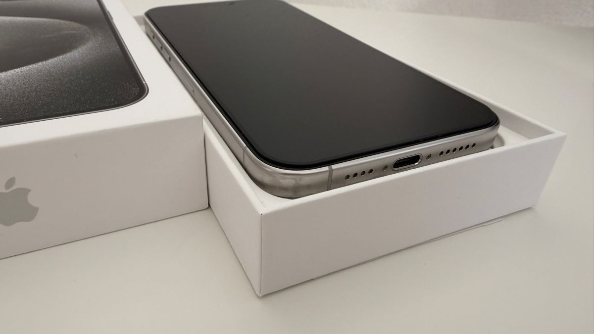 iPhone 15 Pro Max | 256 GB | Weiss | Neuwertig (Neu (gemäss ...