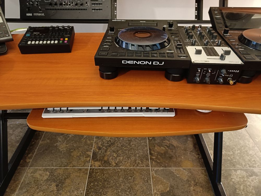 Large 3 Tier Studio Desk, with built in 2 x 4U racks | Kaufen auf Ricardo