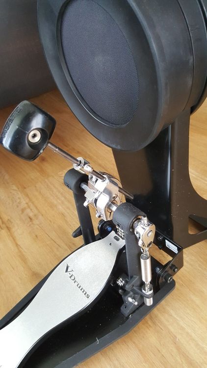 Roland KD-10 Kick-Drum-Pad + RDH-100A Single Kick Pedal (Gebraucht) in ...
