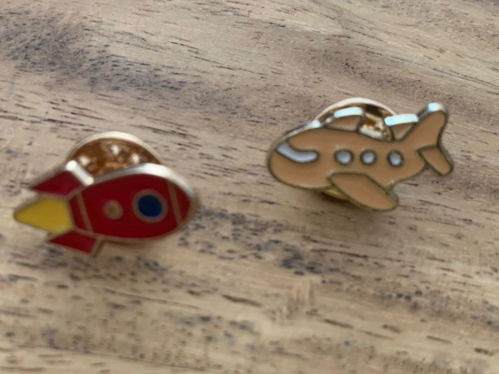 2 Mini Pins / Anstecker, Motiv: Rakete / Flugzeug | Kaufen auf Ricardo