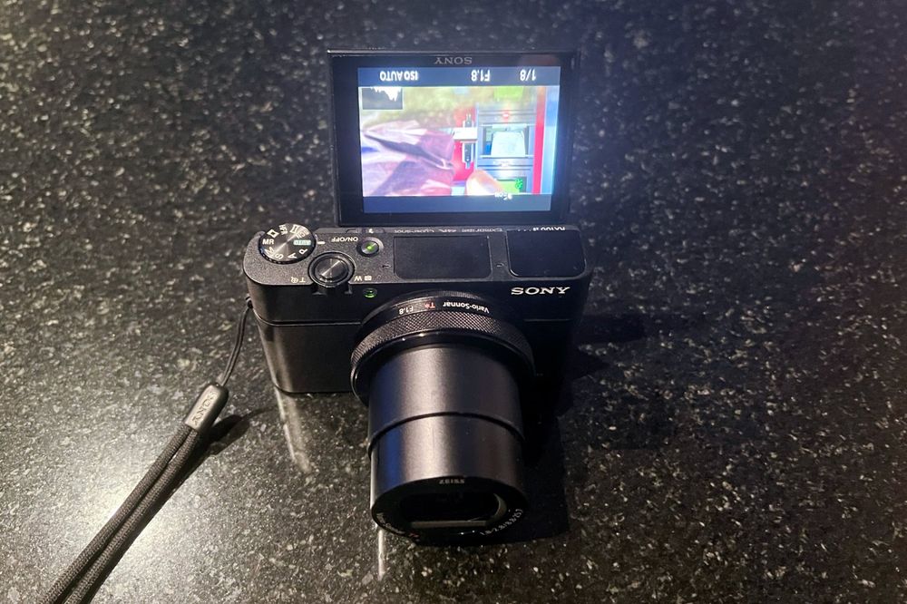 Sony RX100 IV inkl. 128 GB Samsung EVO SD Card und Stativ (Gebraucht ...