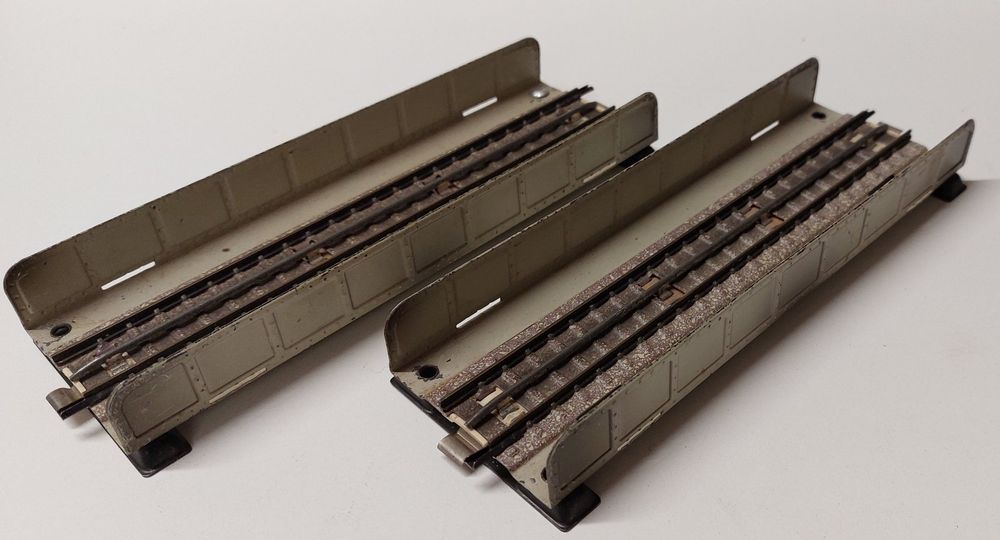 Märklin 465 7161 - 2 Stk. Vollträgerbrücken mit Mittelleiter (Gebraucht ...