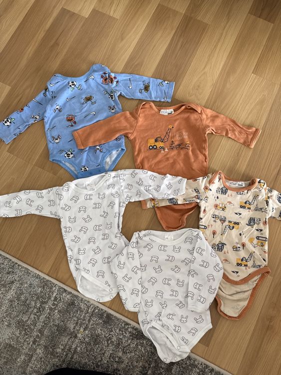5 Baby Bodys Gr. 80 (Gebraucht) in Steinhausen für CHF 25 – mit ...