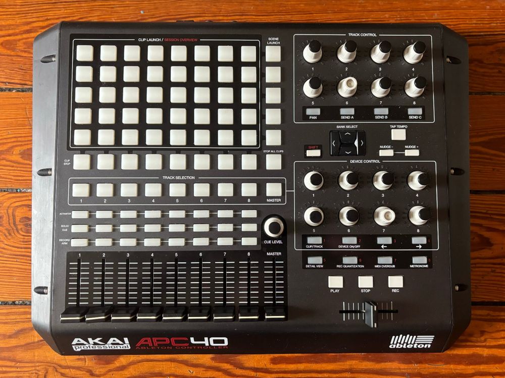 Akai APC 40 (Defekt) in Genève für CHF 51 – mit Lieferung auf Ricardo ...
