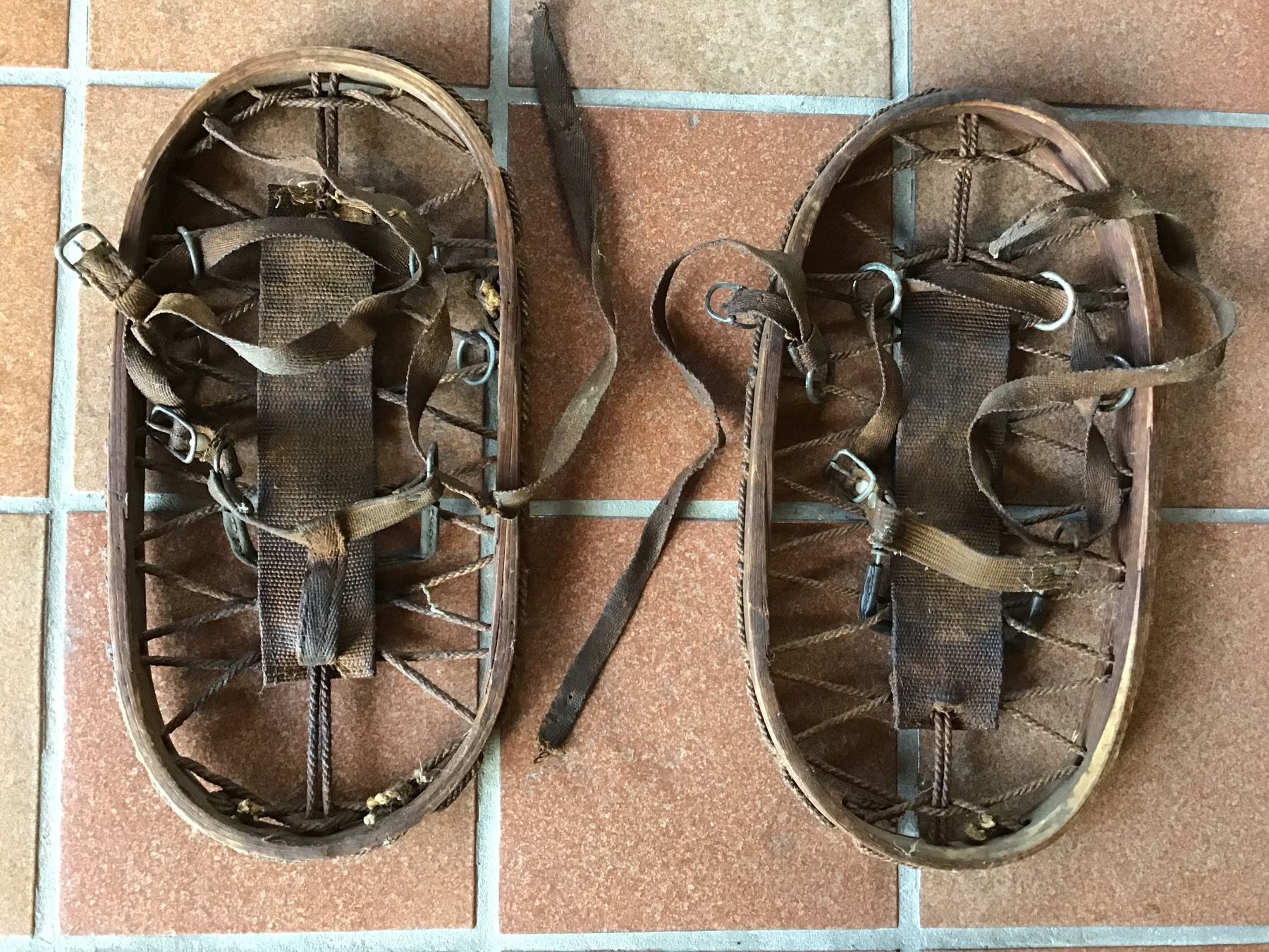 Très anciennes raquettes à neige armée suisse complètes (D'occasion) à ...