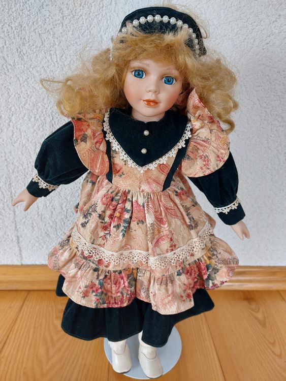 Porzellan Puppe inkl. Puppenständer | Kaufen auf Ricardo