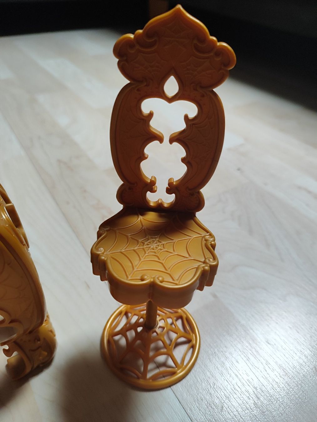 DJ-STÄNDER und Shtul mit Spectra Monster High (Gebraucht) in Wimmis für CHF 5 – mit Lieferung ...