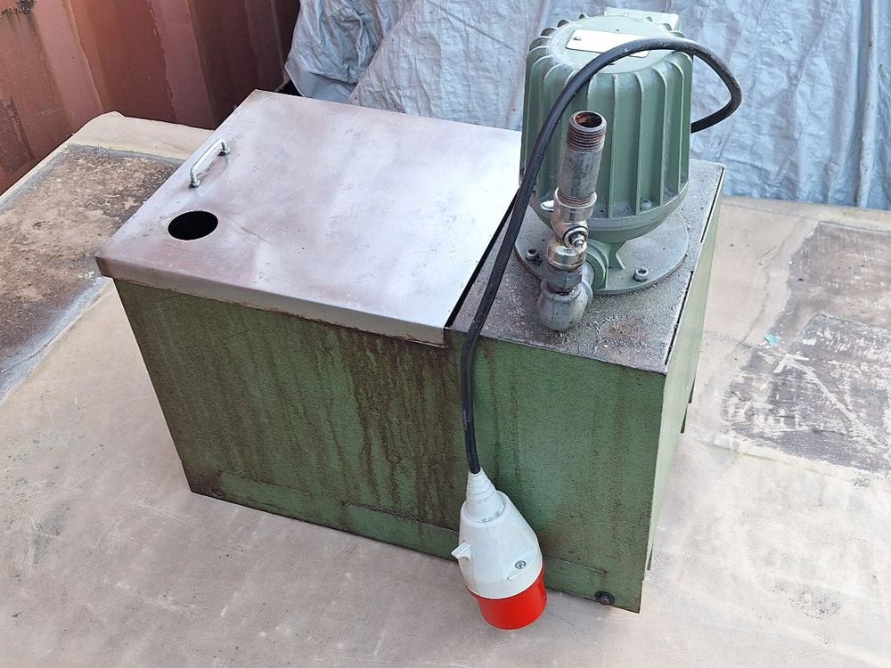 Kühlmittelpumpe mit Behälter (Gebraucht) in Bülach für CHF 40 – nur Abholung auf Ricardo kaufen