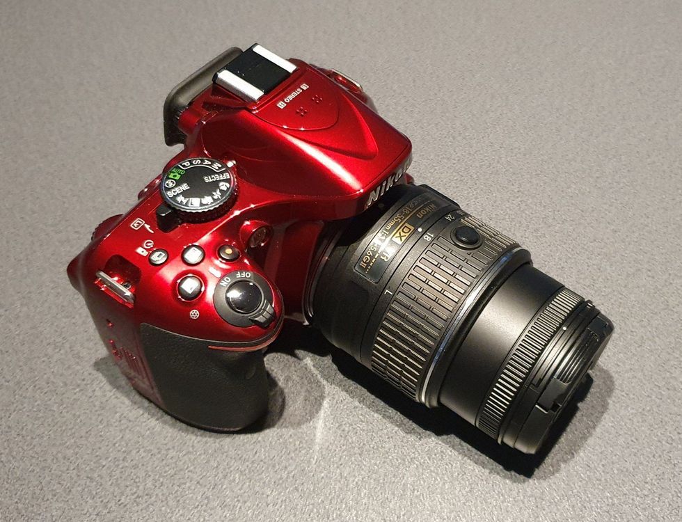 neuwertige Nikon D5200 Red - mit viel Zubehör (Neu (gemäss Beschreibung ...