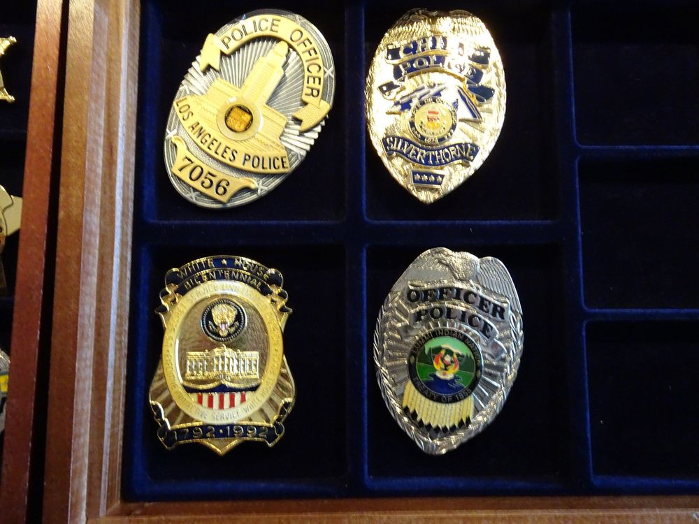 Sammlung 51 amerikanische Polizeiabzeichen mit Zertifikaten (Gebraucht) in Vitznau für CHF 250 ...