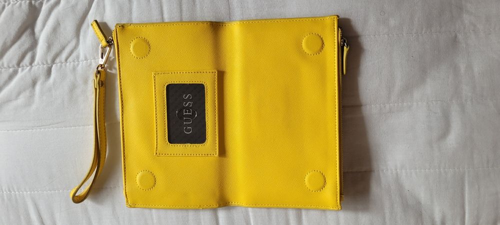 pochette guess (Neuf avec emballage d'origine) à Lausanne pour CHF 30 ...