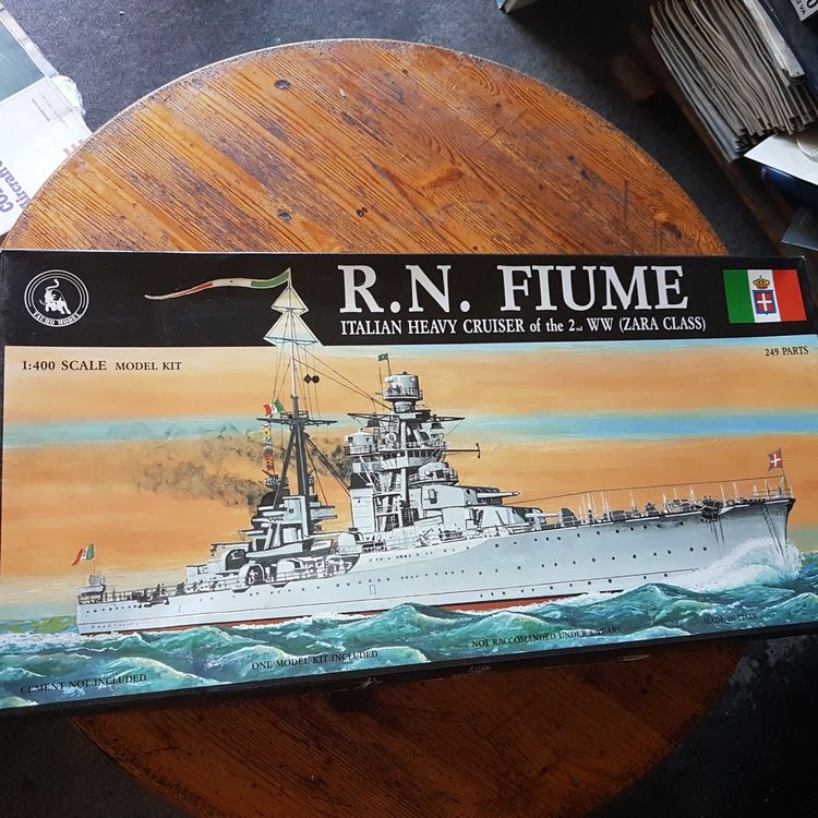 Tauro 1/400 Regia Marina heavy cruiser Fiume (Neu (gemäss Beschreibung ...