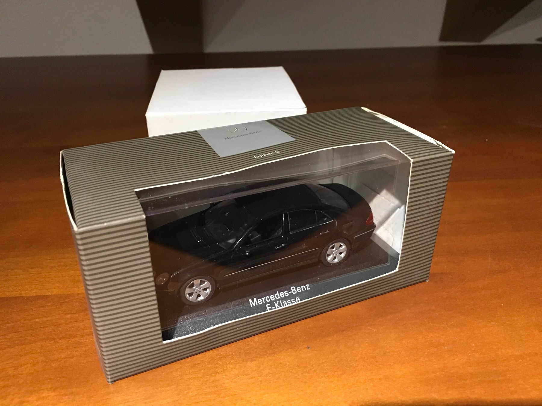 Mercedes-Benz E-Klasse 1/43 Mercedes Factory Box (Neu (gemäss ...
