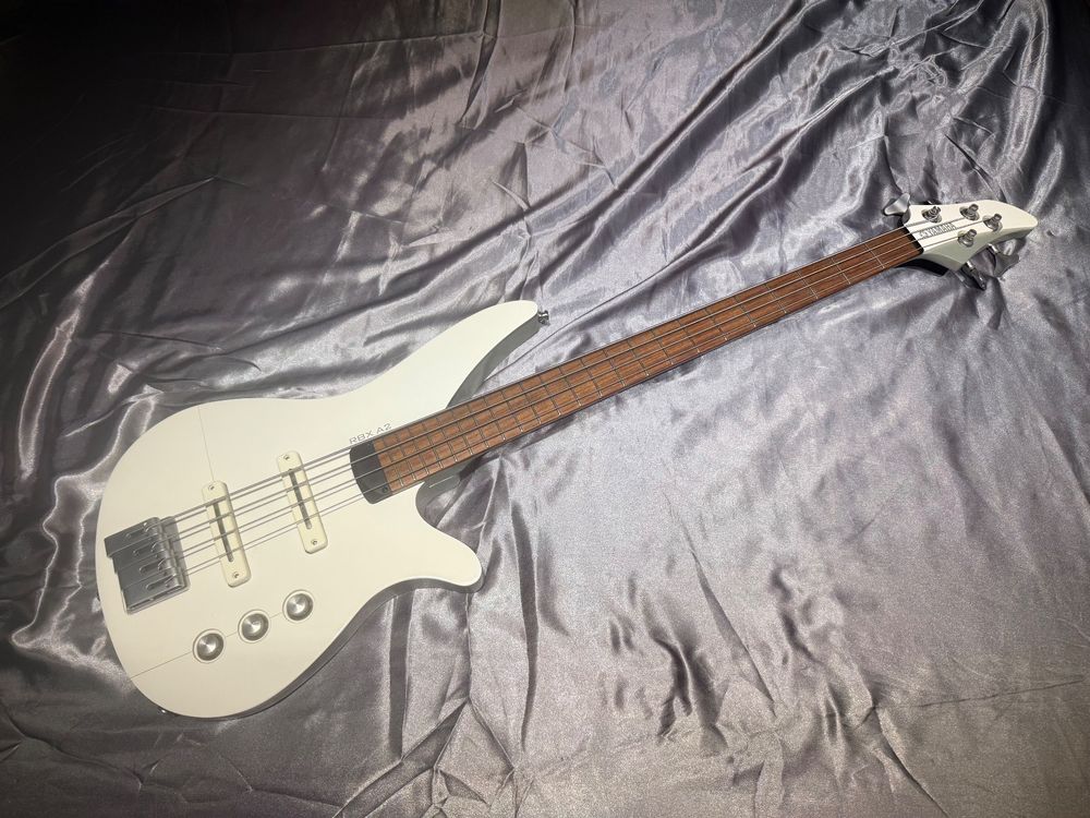 Yamaha RBX A2 Bassgitarre, weiss, Top Zustand, selten (Gebraucht) in ...