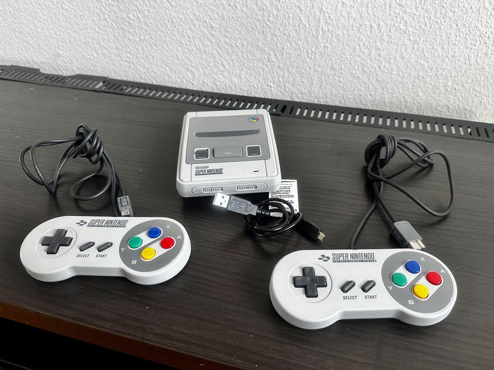 SNES Mini mit 2 Controllern | Kaufen auf Ricardo
