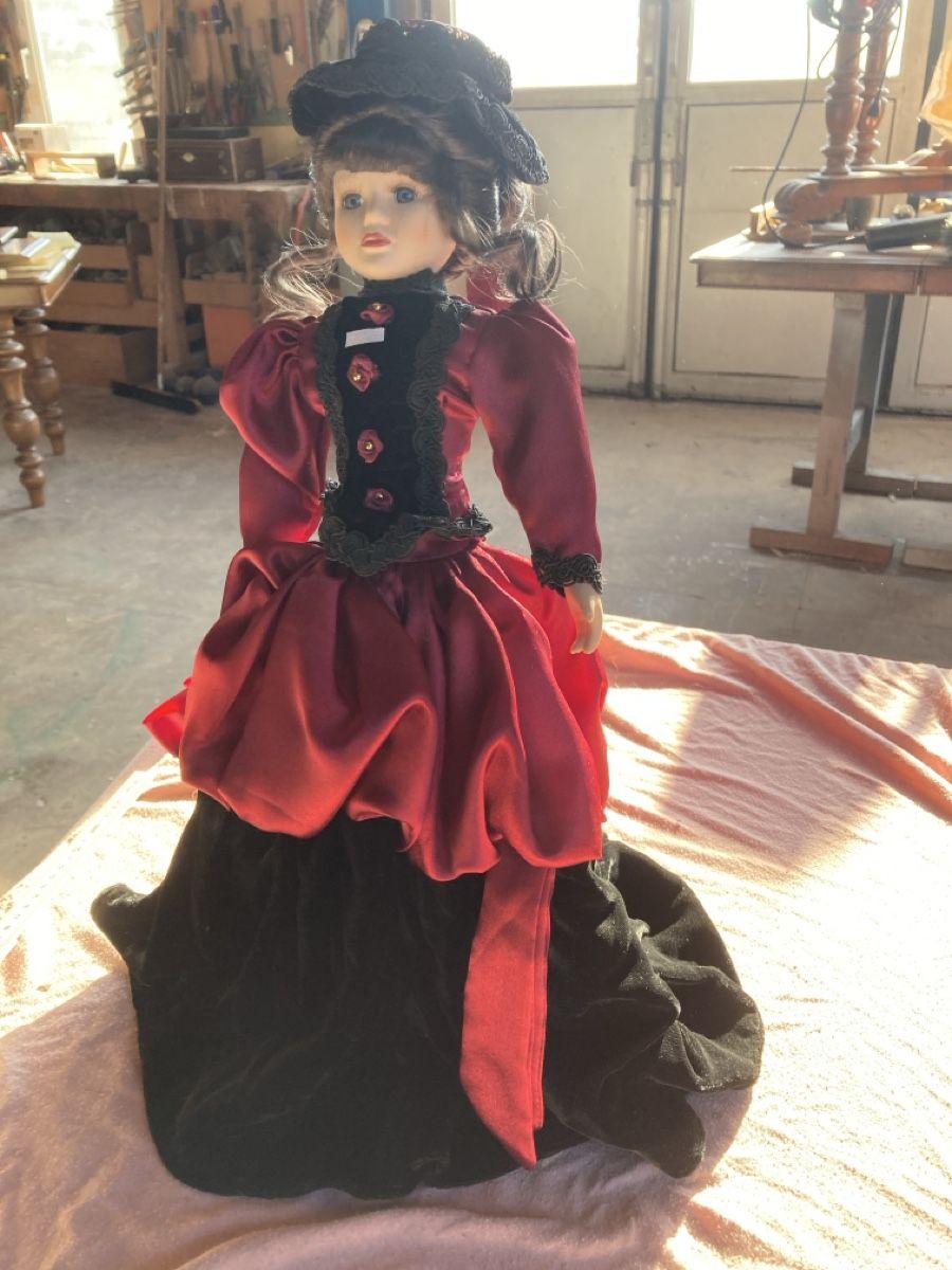 Poupée de collection en porcelaine, parfait état! (D'occasion) à Lully ...