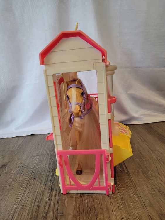 Barbie Pferd Leckermaul und Stall Set (Gebraucht) in Niederbuchsiten ...