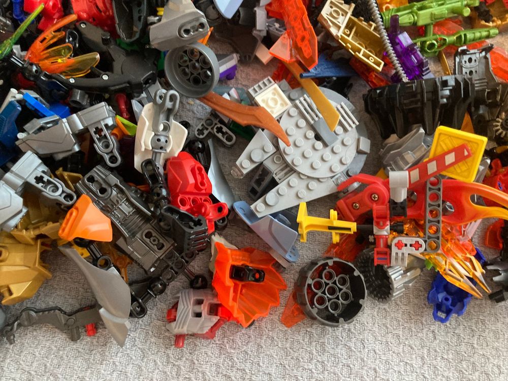 2,4 Kg vorwiegend Lego Bionicel Teile ab 10 Franken | Acheter sur Ricardo