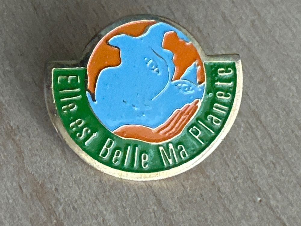 Pin "Elle est Belle Ma Planète" (Gebraucht) in Glattbrugg für CHF 1 ...