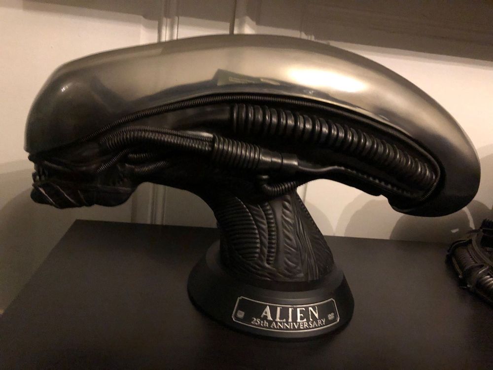 Alien head + 9 DVDs | Kaufen auf Ricardo