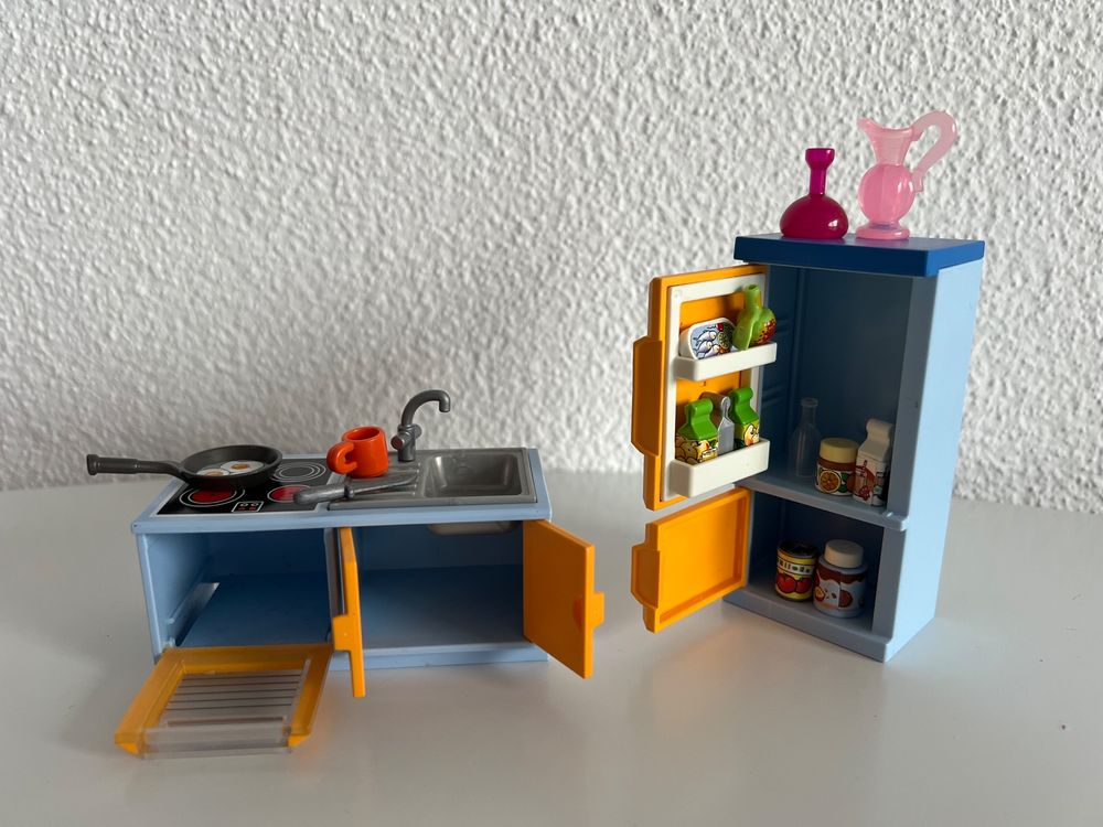 Playmobil Küche mit gefülltem Kühlschrank, Kochherd, Trog (Gebraucht) in Brunnen für CHF 6 – mit ...